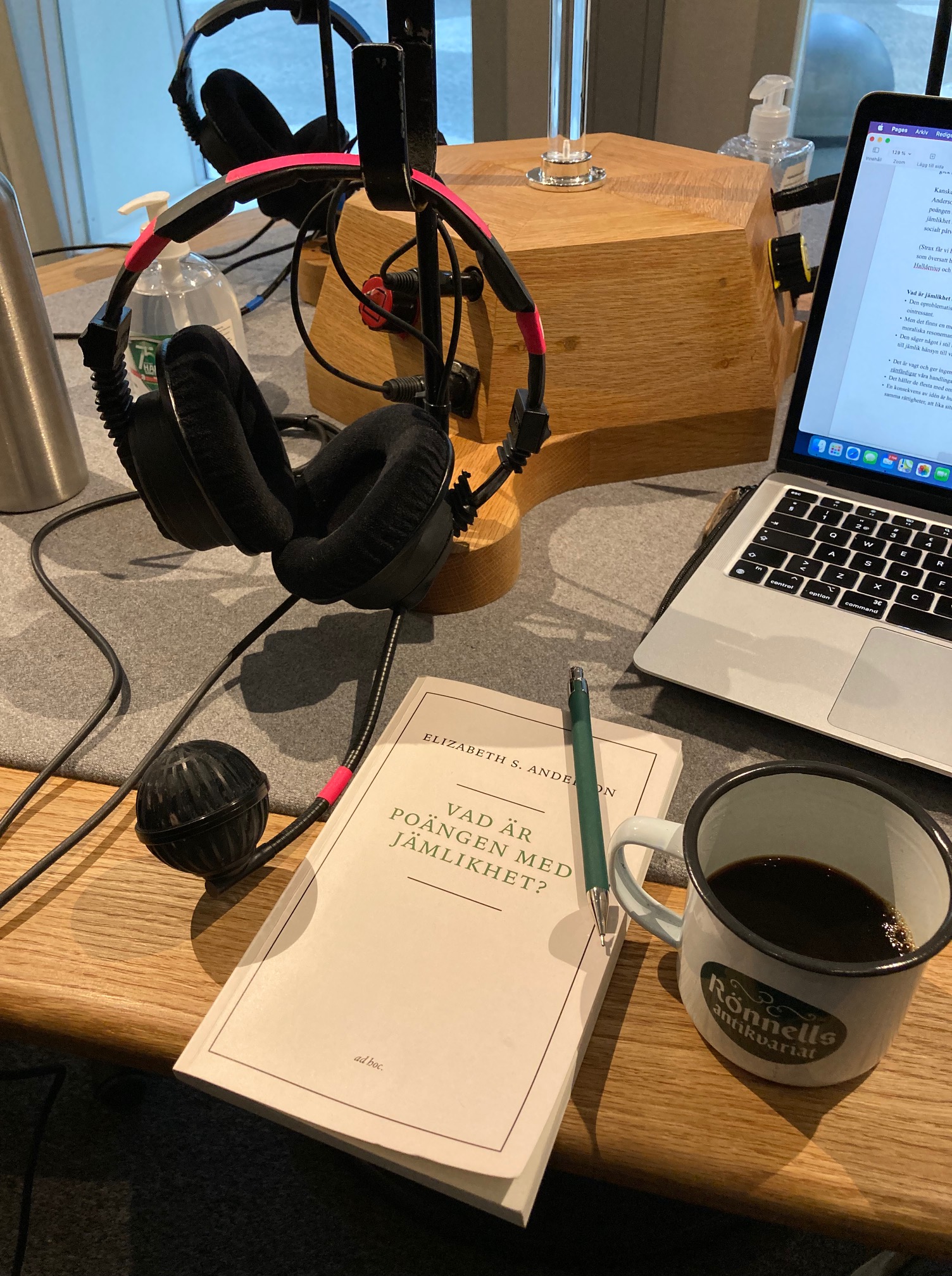 Jag fick vara med Filosofiska rummet i P1 och prata om Elizabeth ...